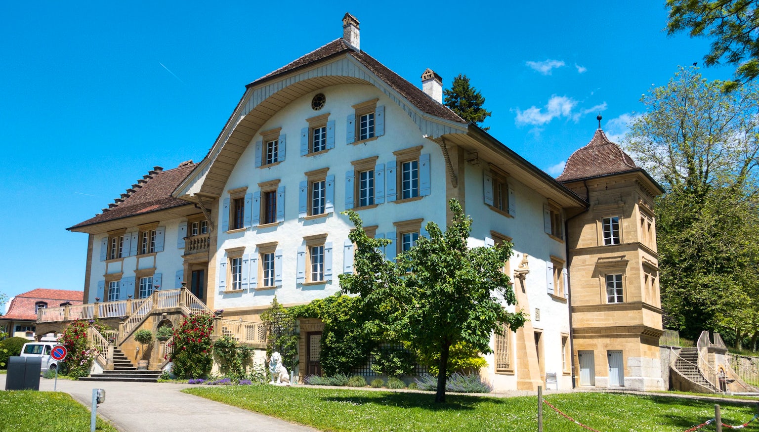 The stately castle courtyard | SBB